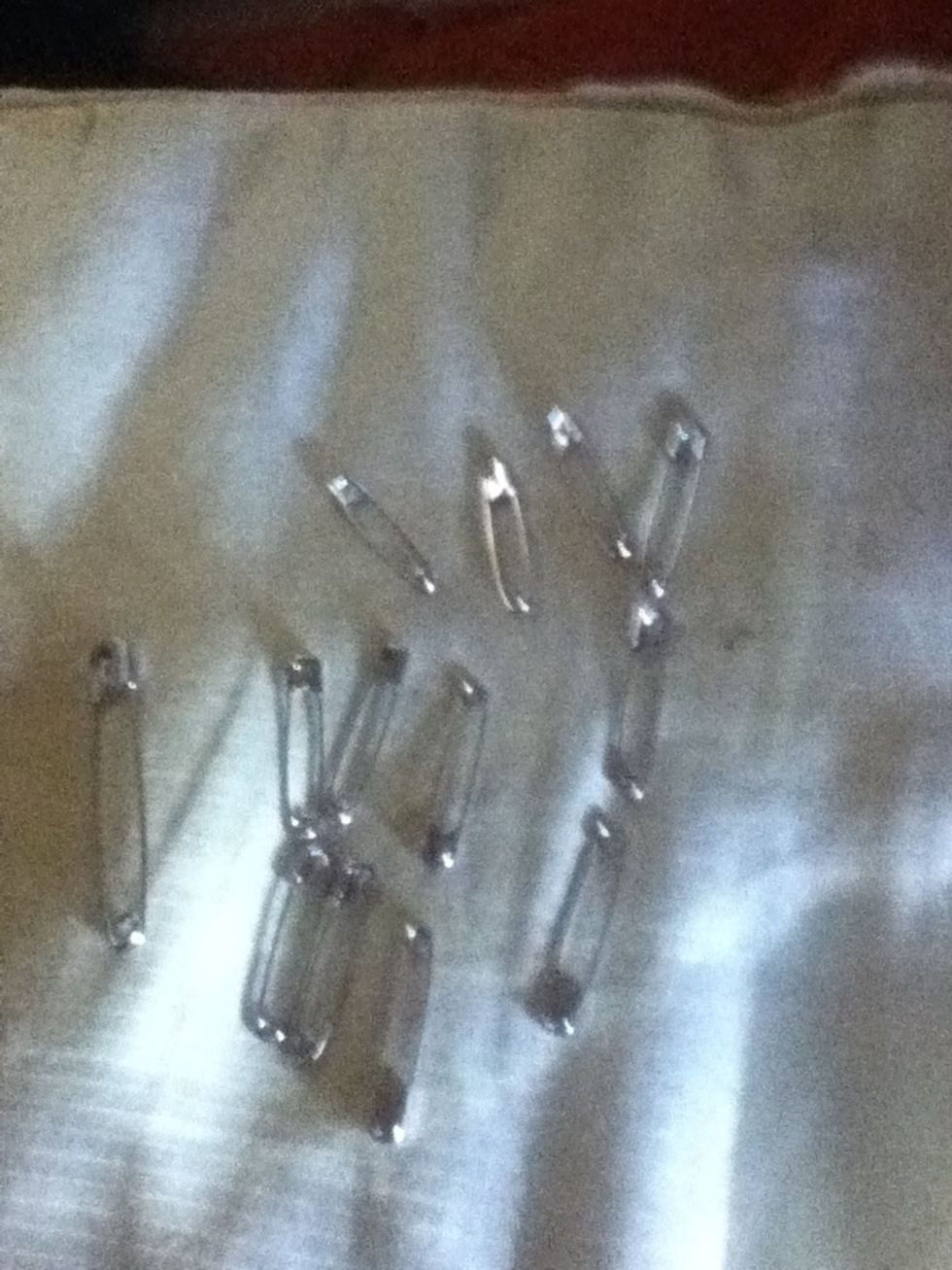 How to make a american flag with safty pins - B+C Guides