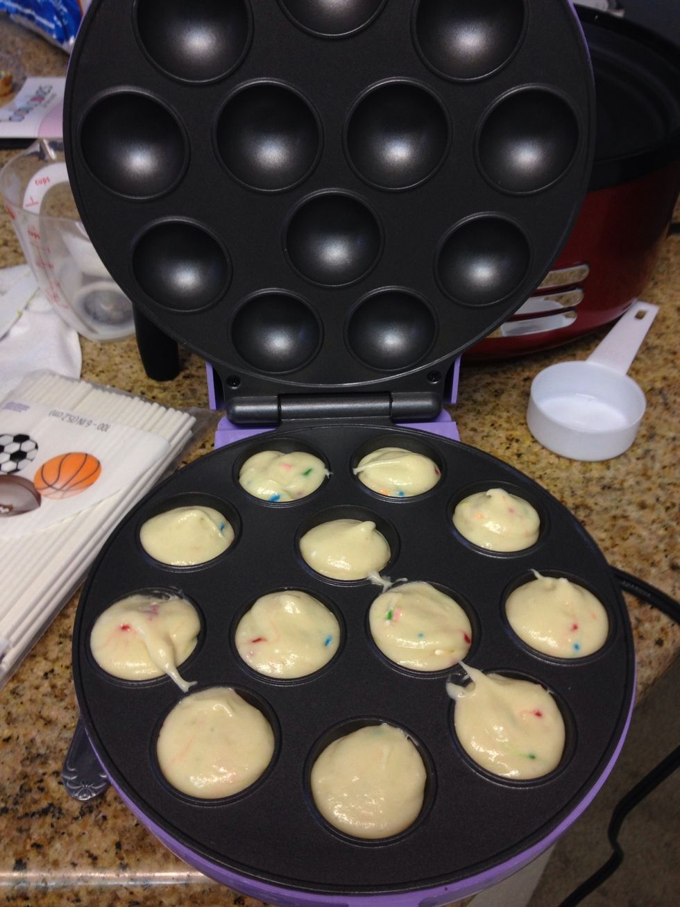 How to cakepops (with a cakepop maker) - B+C Guides