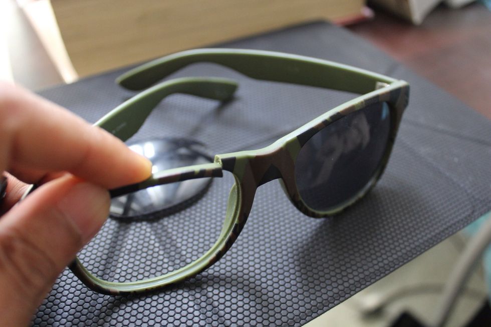 How to repair broken sunglasses - B+C Guides