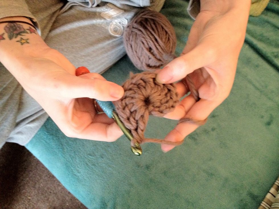 How to crochet a basic beanie hat - B+C Guides