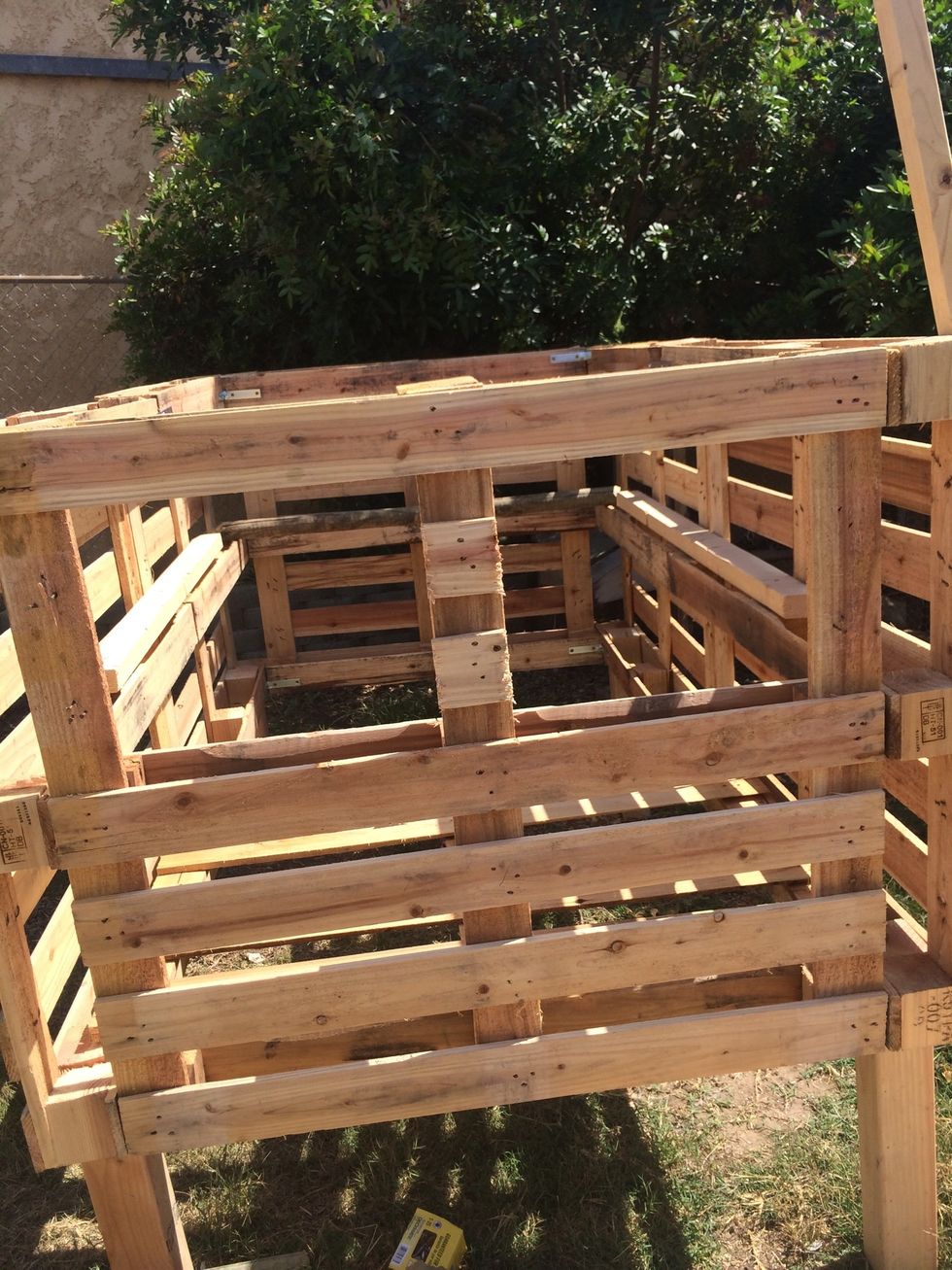 How to make a chicken coop out of pallets. - B+C Guides