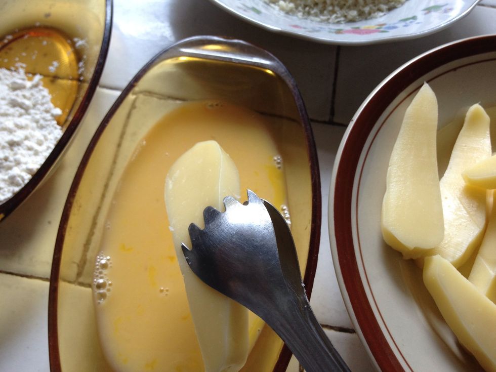 How to make crunchy mozzarella sticks with dipping sauce - B+C Guides