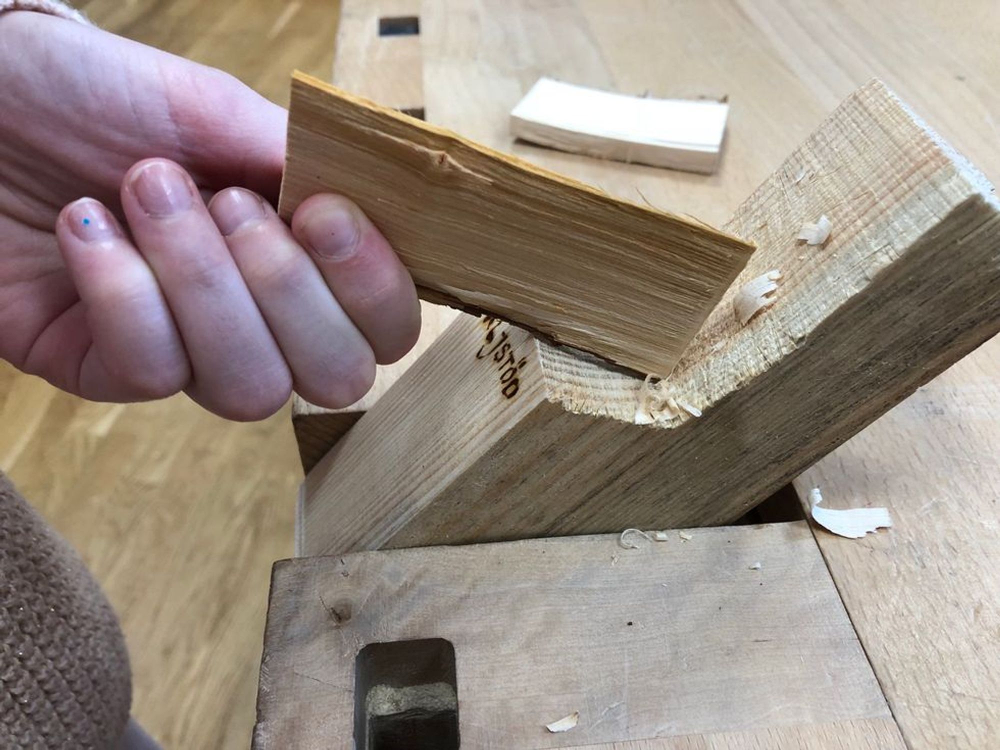 Håll undertill på biten. Vinkla täljstödet så det känns bekvämt - B+C ...