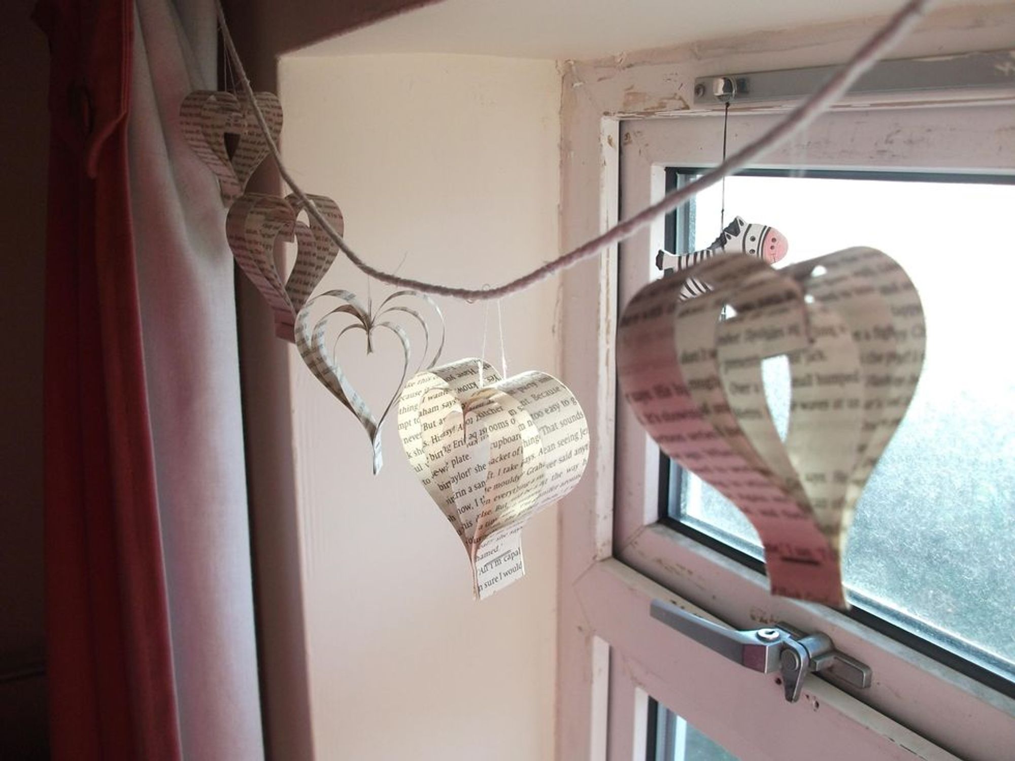 How to make a heart window decoration - B+C Guides