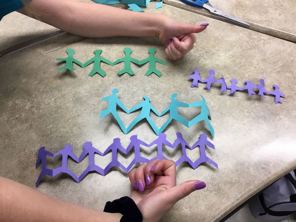 How to make a paper people chain! - B+C Guides