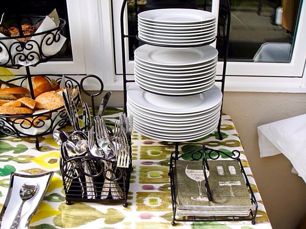 How to set up a buffet table for brunch gatherings - B+C Guides