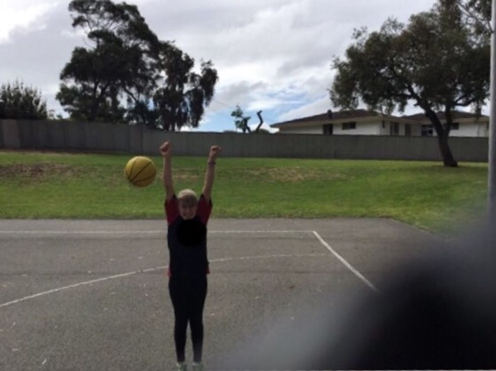How to shoot a goal in netball - B+C Guides