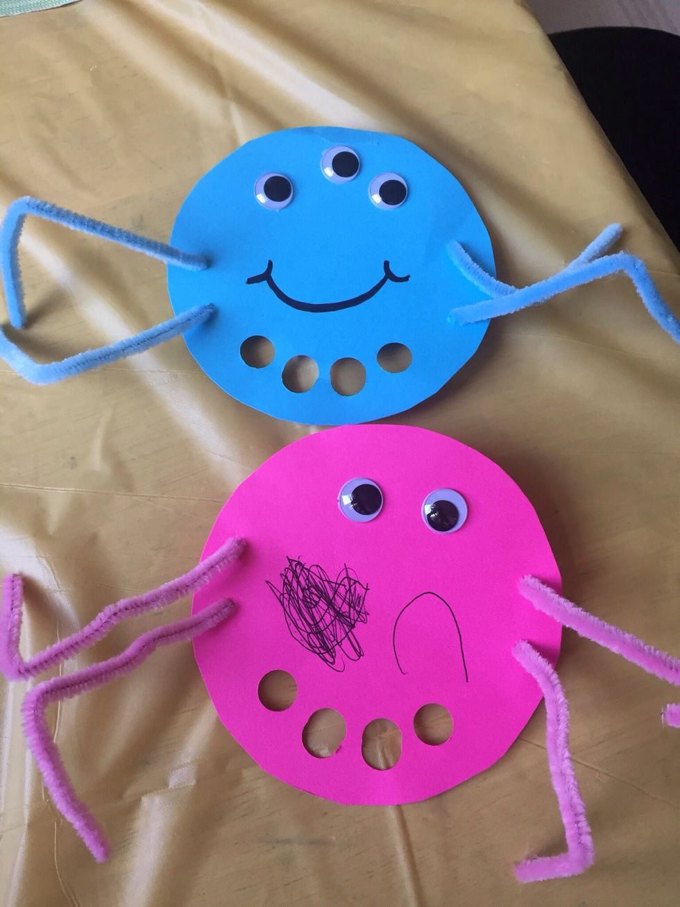 How to make a paper hand puppet spider - B+C Guides
