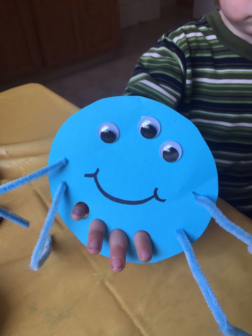 How to make a paper hand puppet spider - B+C Guides