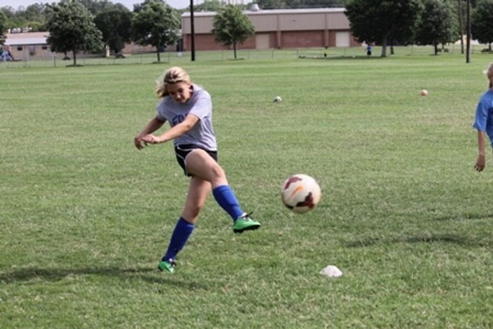 How to strike a soccer ball correctly - B+C Guides