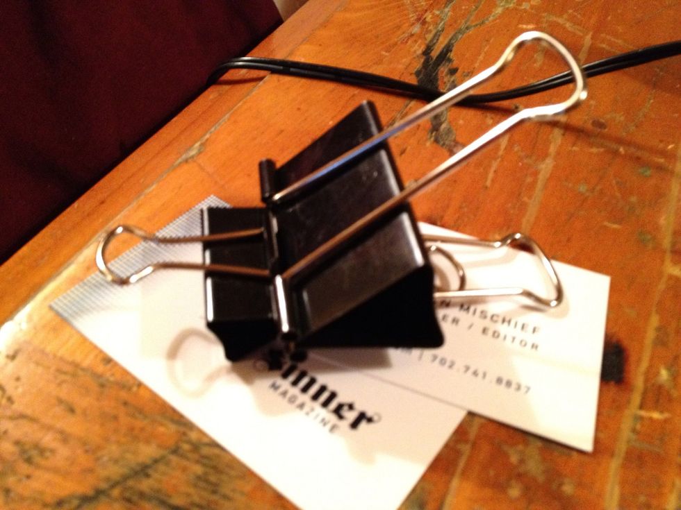 How to make a stand for your phone with 2 binder clips - B+C Guides