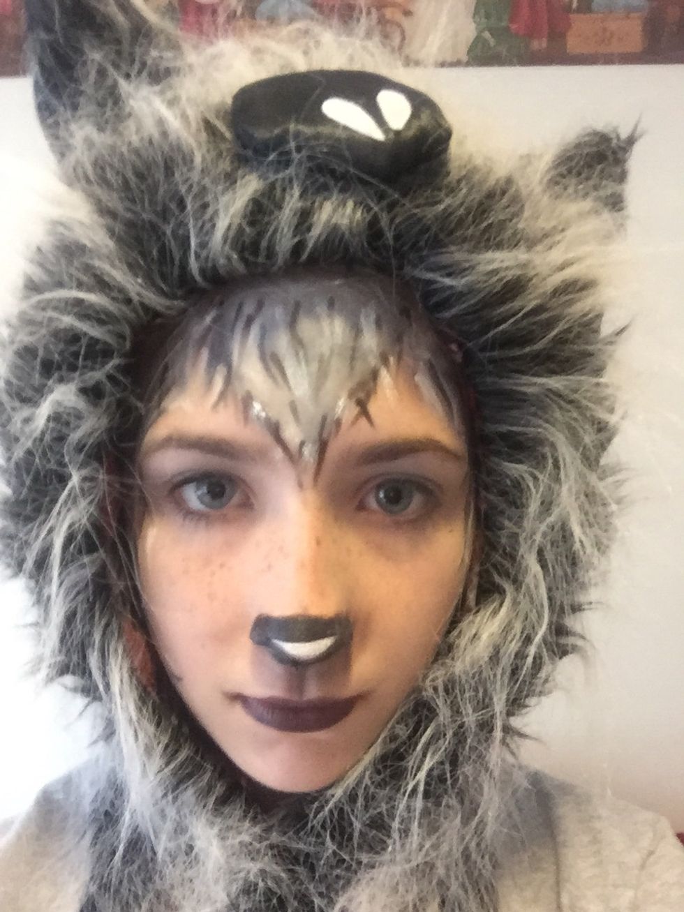 How to face paint youself as a wolf - B+C Guides