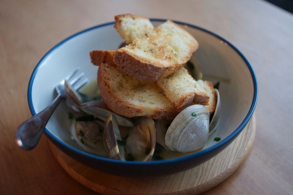 How to make steamed clams with french made easy and wine - B+C Guides
