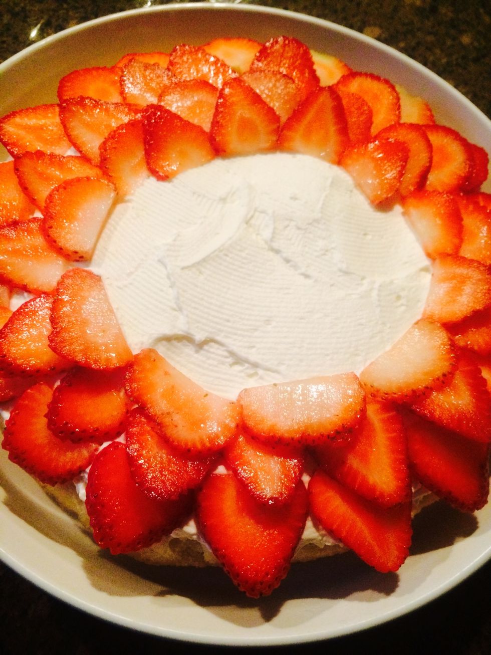 How to make a strawberry flower cake - B+C Guides