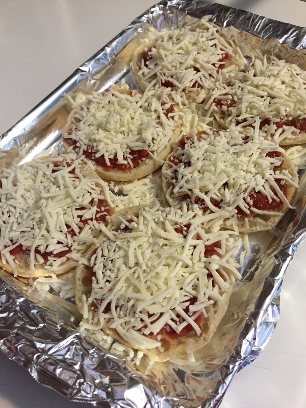 How to make simple snack pizzas - B+C Guides