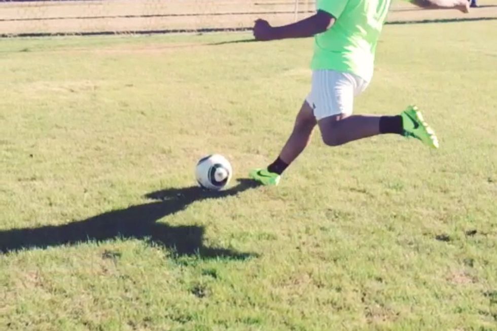 How to kick a soccer ball/knuckle the ball. - B+C Guides