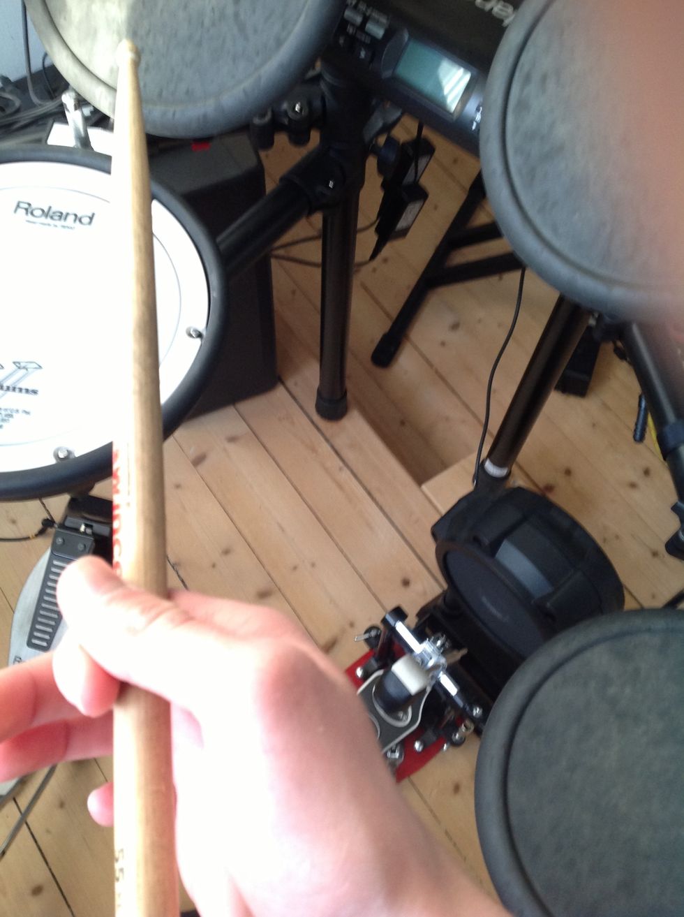 How to play a basic drum rythm - B+C Guides