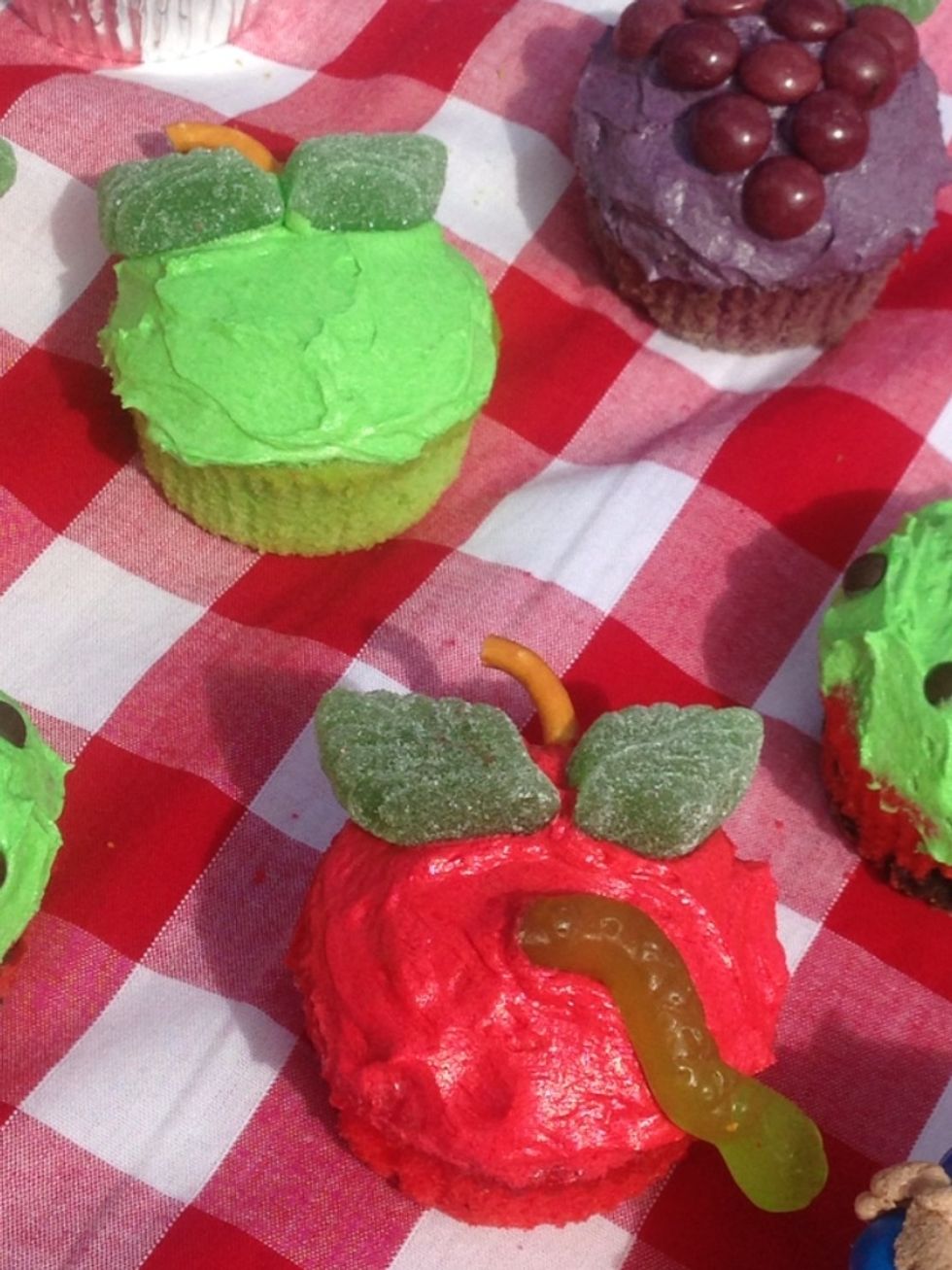 How to decorate fruit-themed cupcakes - B+C Guides