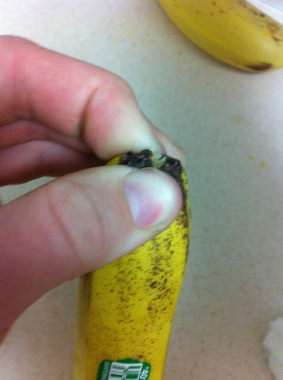 How to open a banana the correct way - B+C Guides