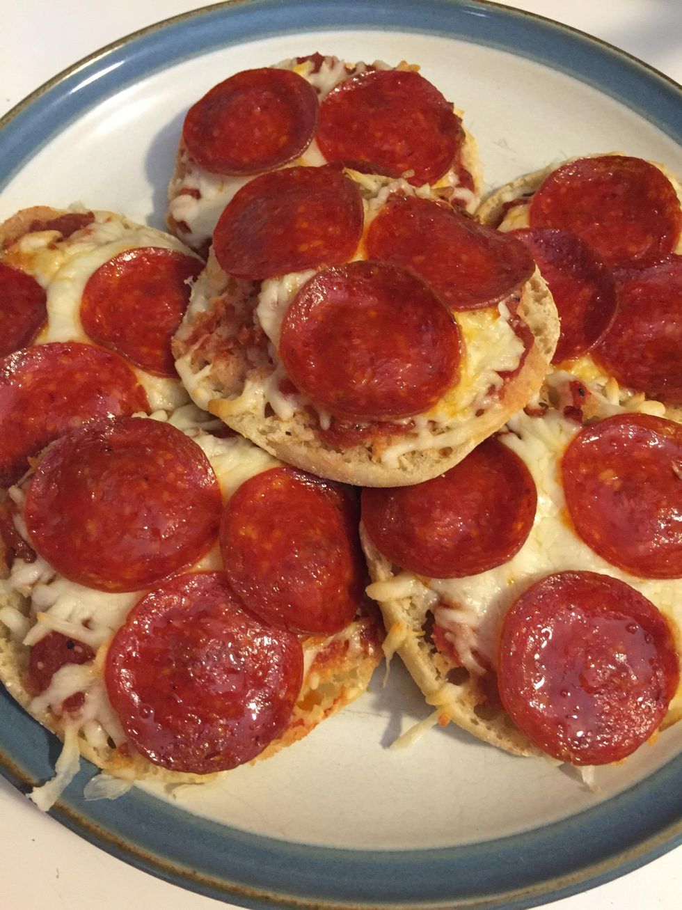 How to make simple snack pizzas - B+C Guides