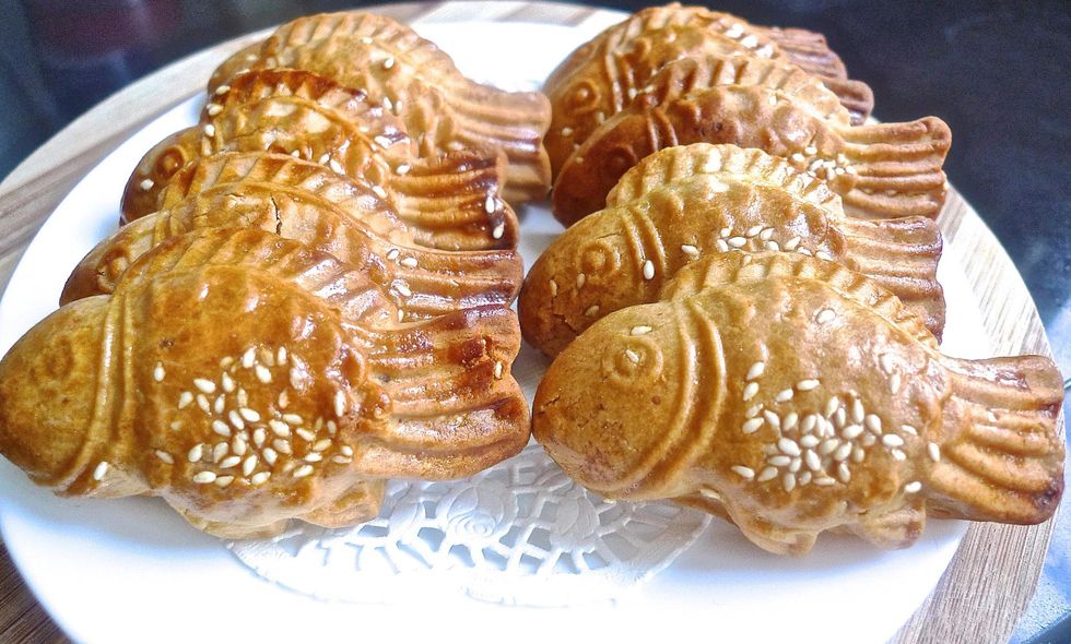 How to bake traditional fish doll mooncakes - B+C Guides