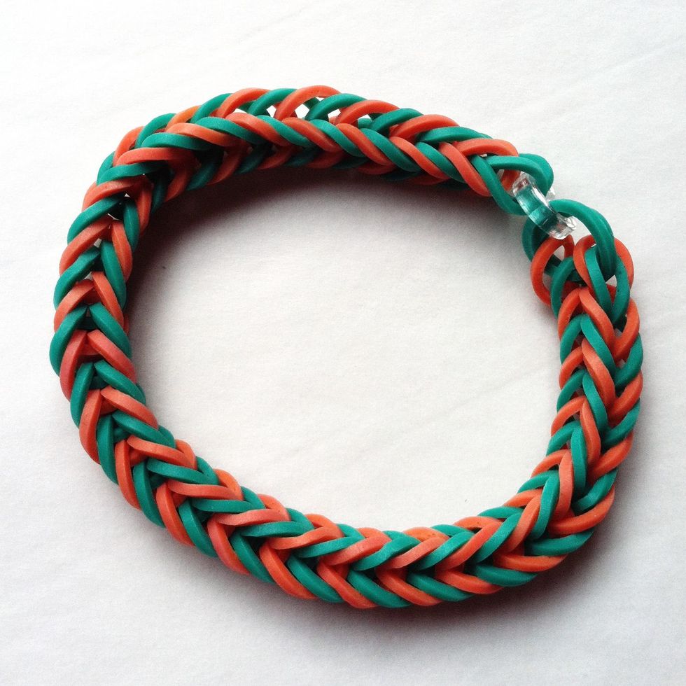 How To Make A Fishtail Bracelet With Elastics And Pens B C Guides how-to-make-a-fishtail-bracelet-with-elastics-and-pens-b-c-guides