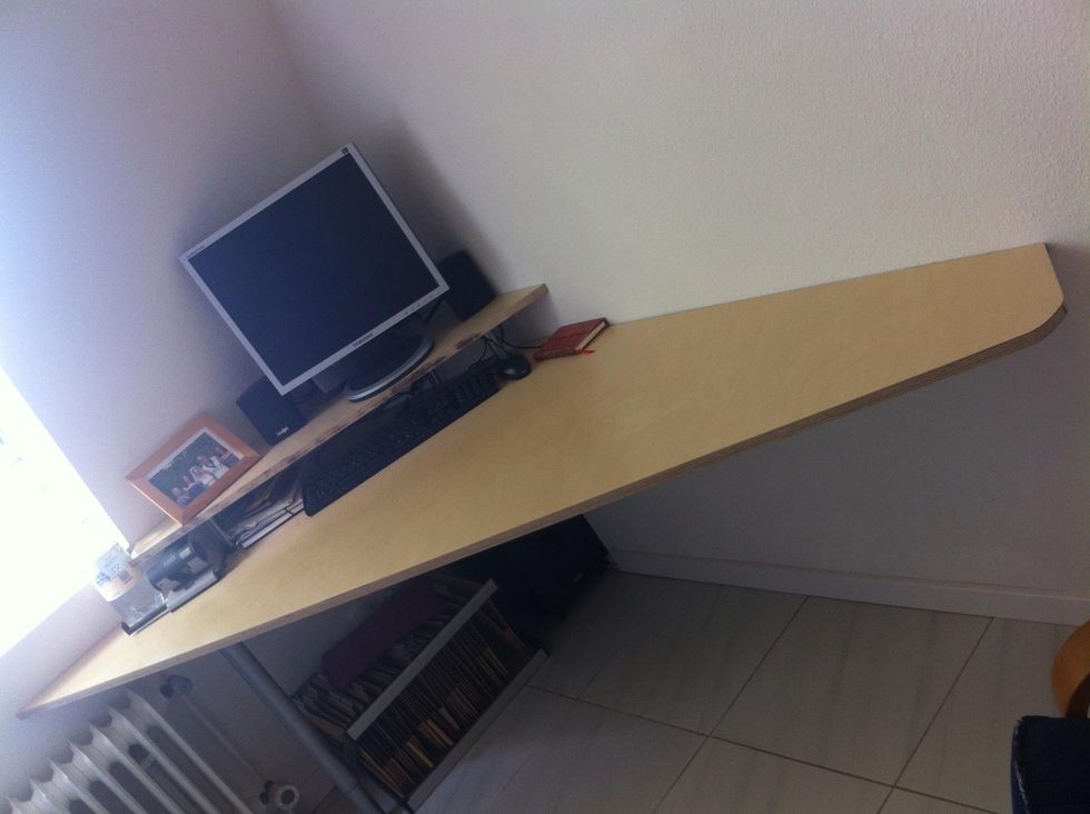 How to build a triangular desk with a top shelf - B+C Guides