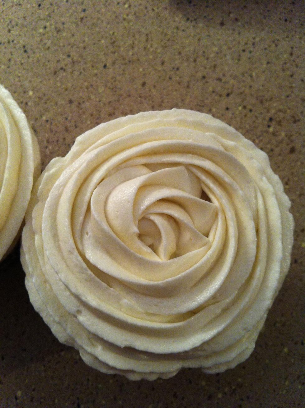 How To Pipe Buttercream Roses On Cupcakes B C Guides