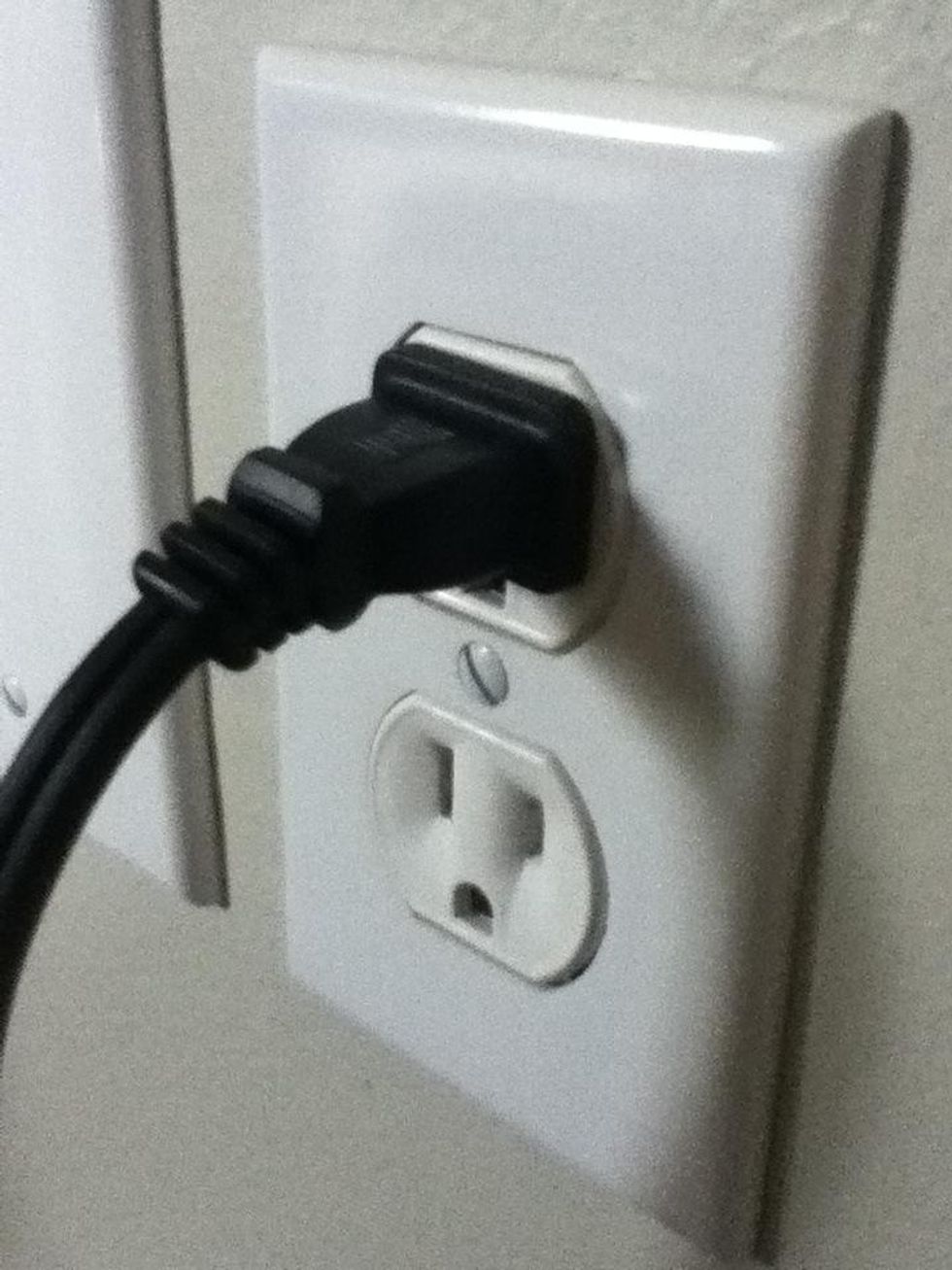 How to plug a cord in an outlet - B+C Guides