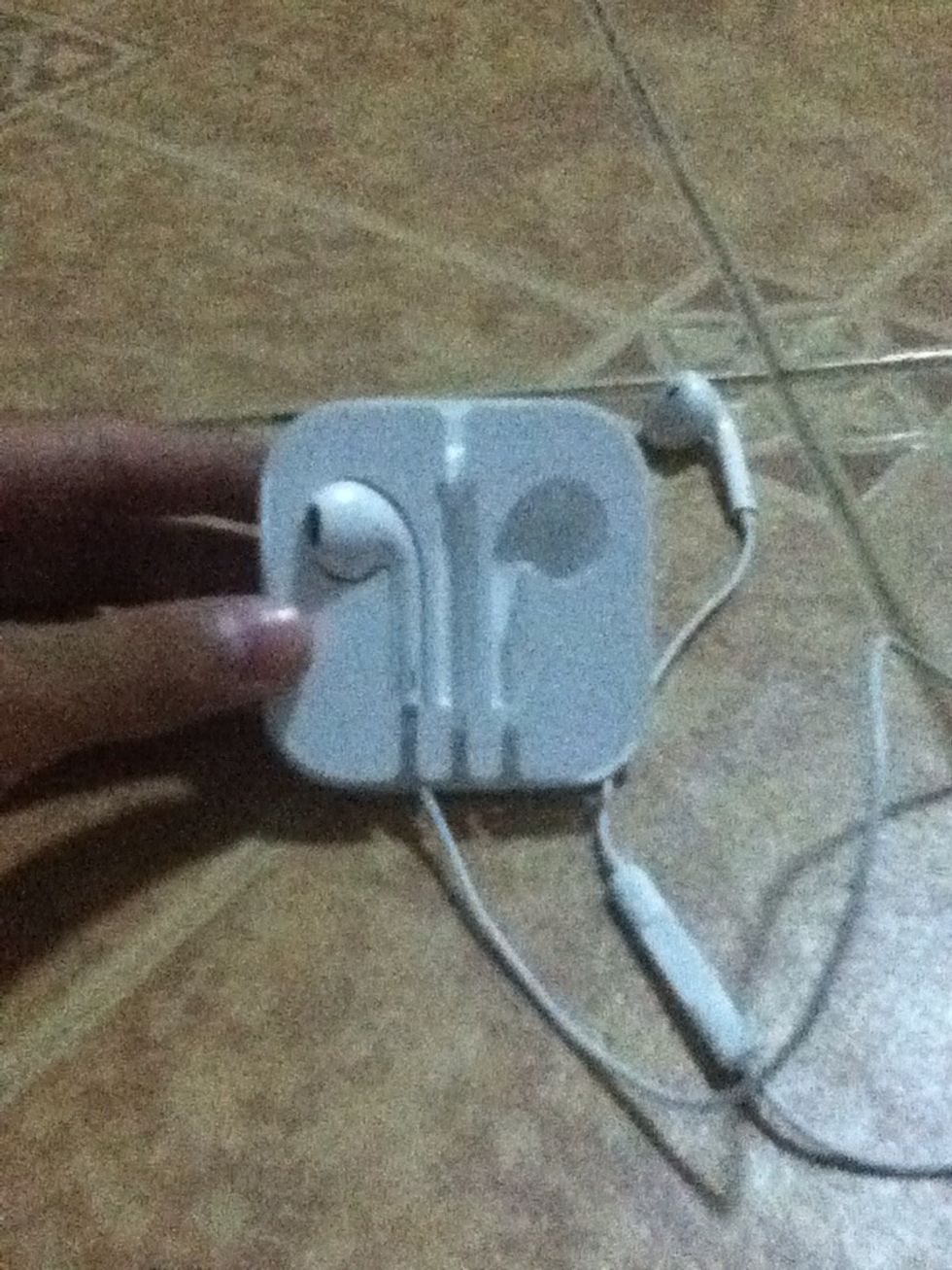 How to put your apple earpods back in its case - B+C Guides