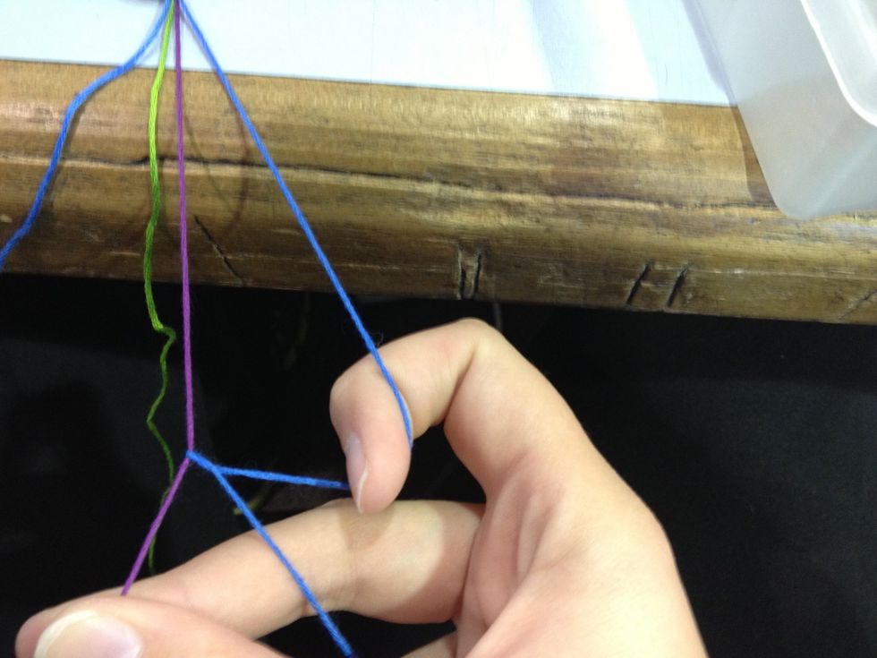 How to make a "v" friendship bracelet - B+C Guides