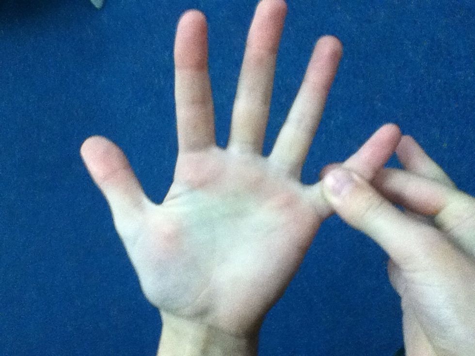 How to do the bendy finger trick - B+C Guides