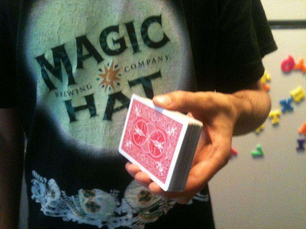 How to cut a deck of cards with one hand (2 methods) - B+C Guides