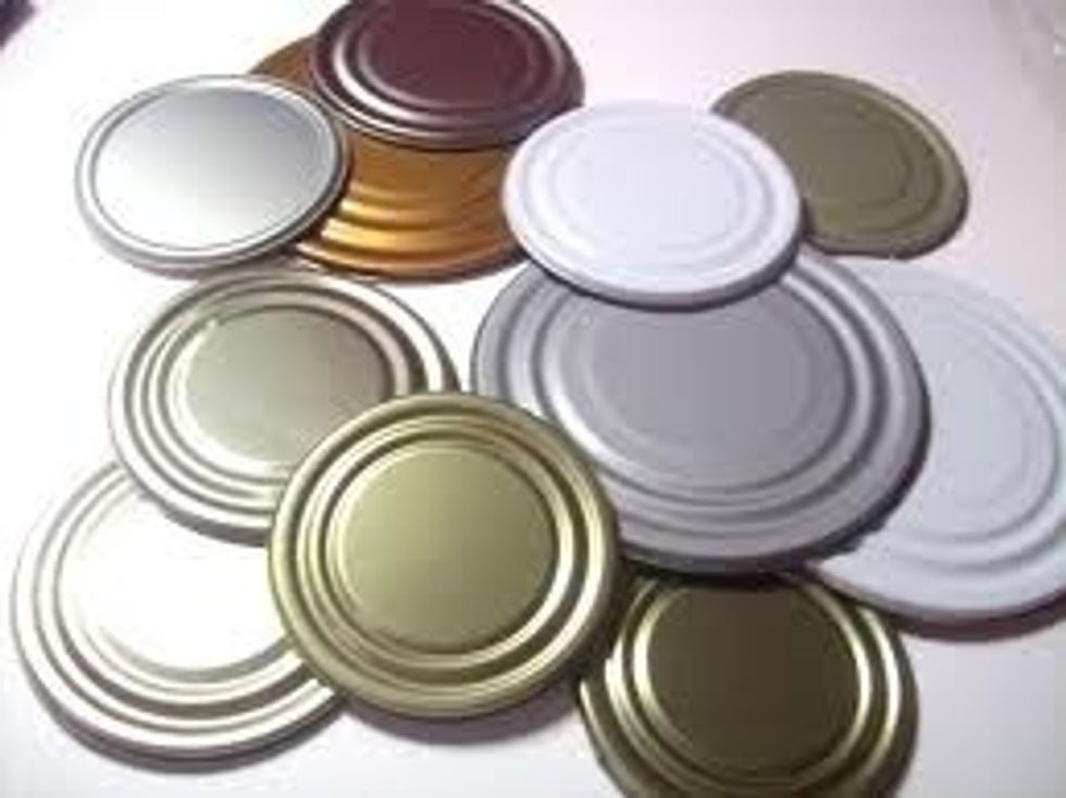 How to make jewelry or decorations out of tin can lids - B+C Guides