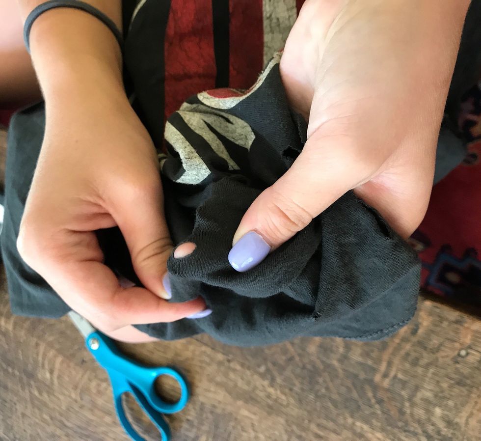 How to cut holes in tee shirts - B+C Guides