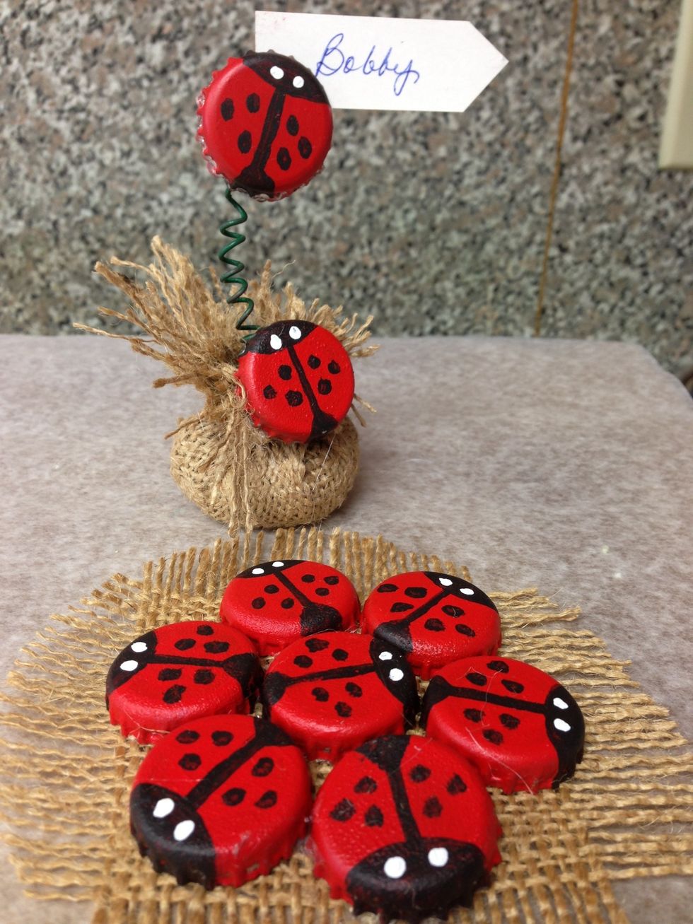 How to make lady bugs out of bottle caps - B+C Guides