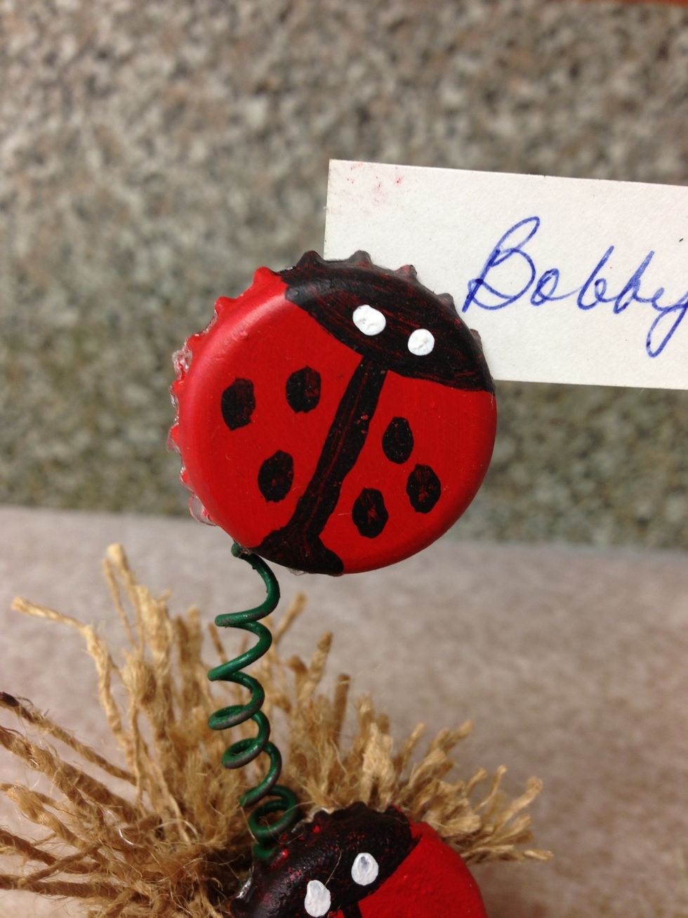 How to make lady bugs out of bottle caps - B+C Guides