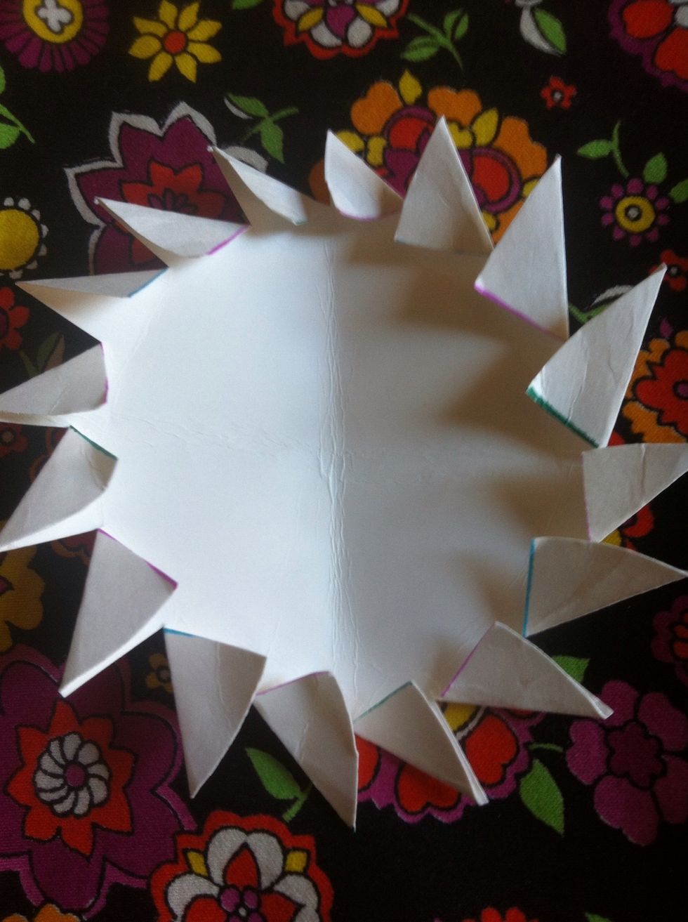 How to make an easy paper plate spinner - B+C Guides