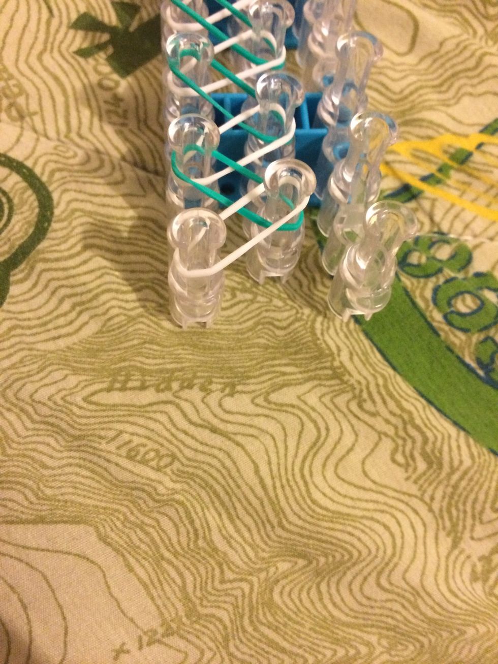 How to make a rainbow loom single chain bracelet - B+C Guides