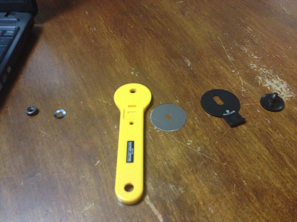 How to put together a fabric cutting wheel - B+C Guides