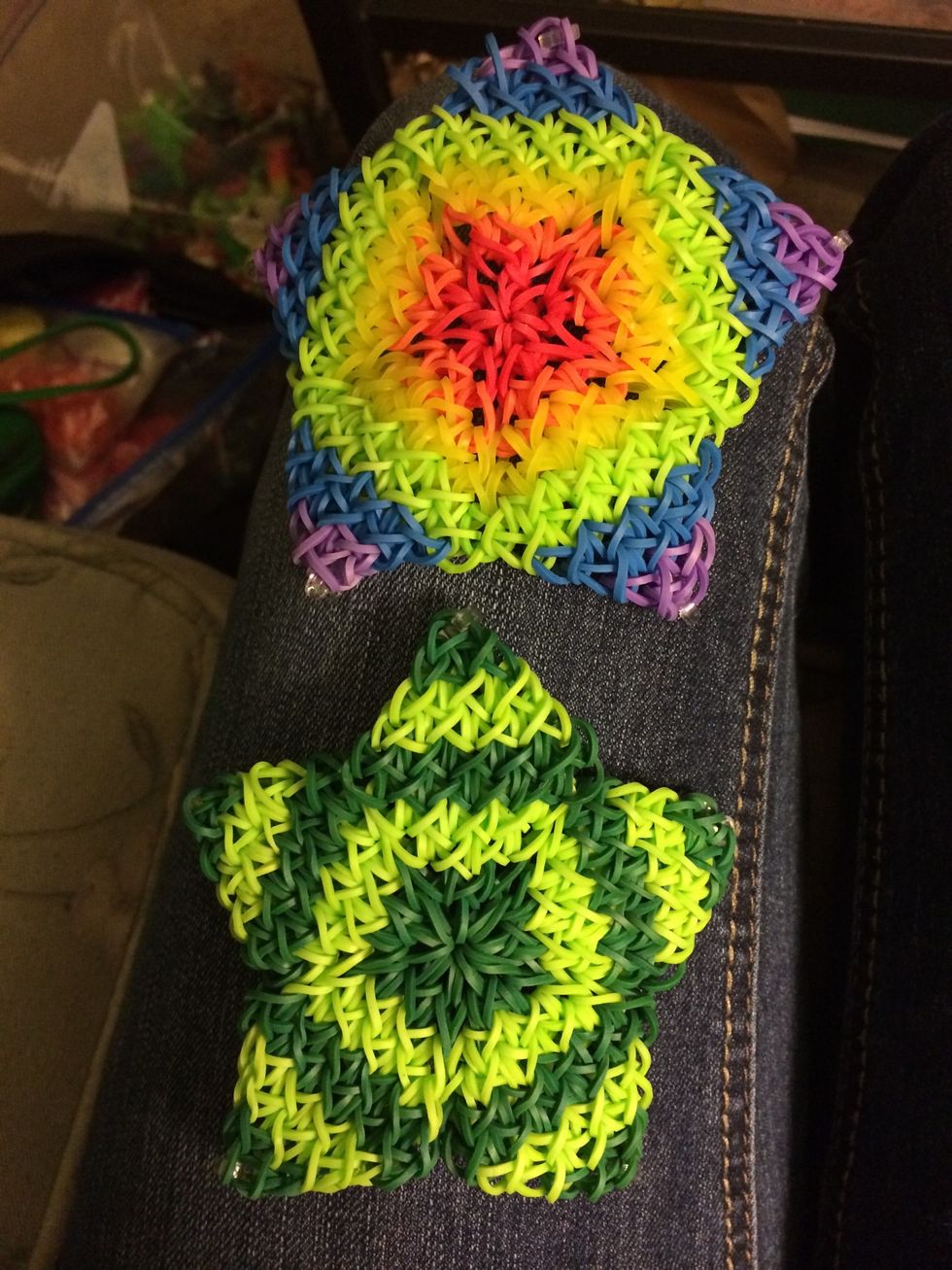 How to make stuff out of the rainbow loom - B+C Guides