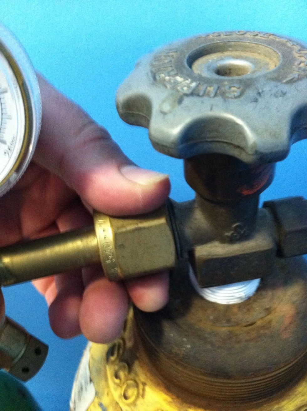 How to change oxygen tanks - B+C Guides