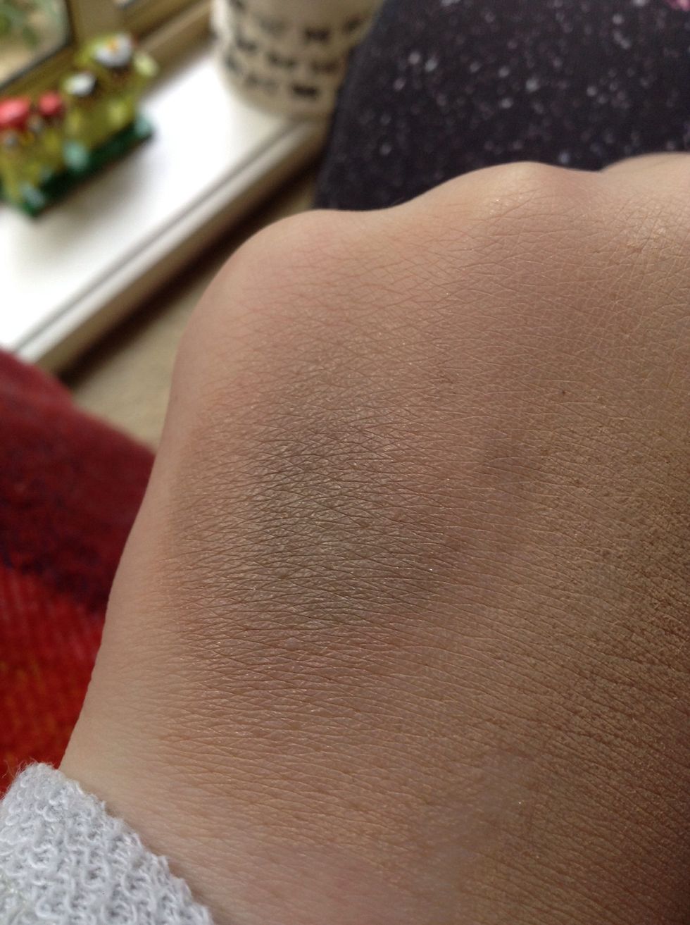 How to create a fake bruise using eyeshadow - B+C Guides