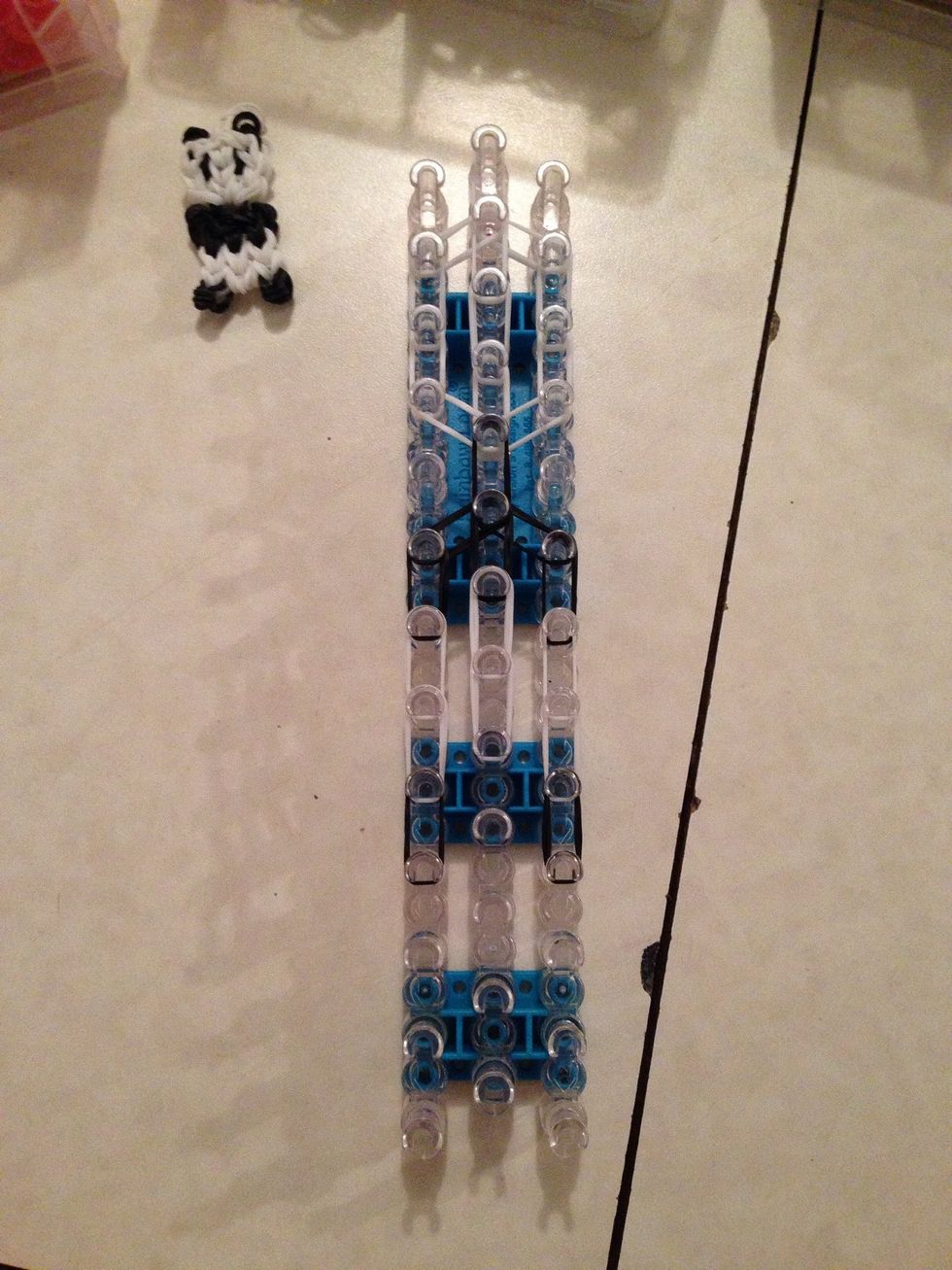How to make a rainbow loom panda charm🐼 - B+C Guides