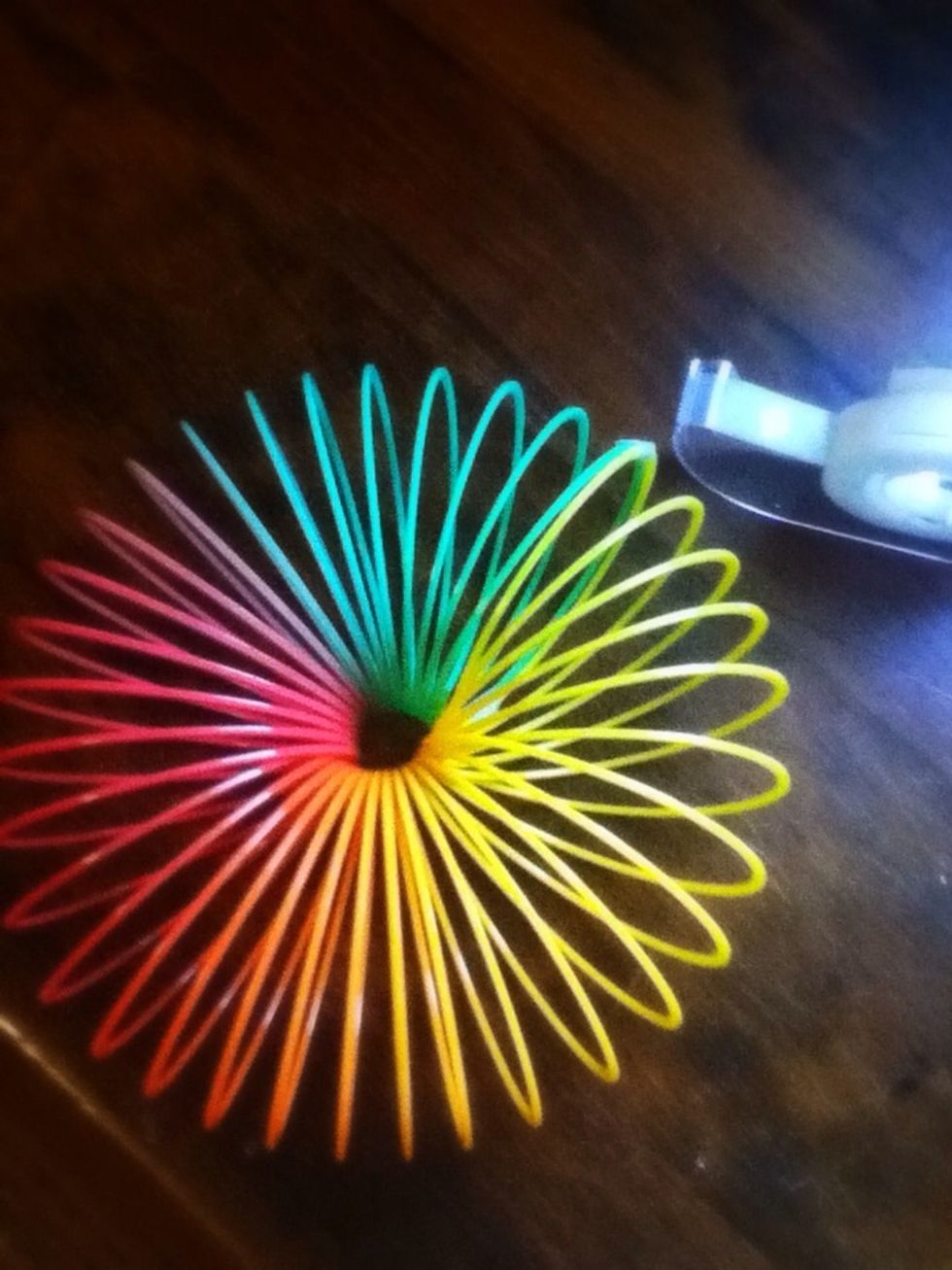 How to easily transform a slinky into a card display - B+C Guides