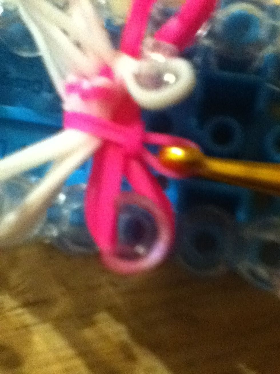 How to make a squishy poof ball on the rainbow loom - B+C Guides