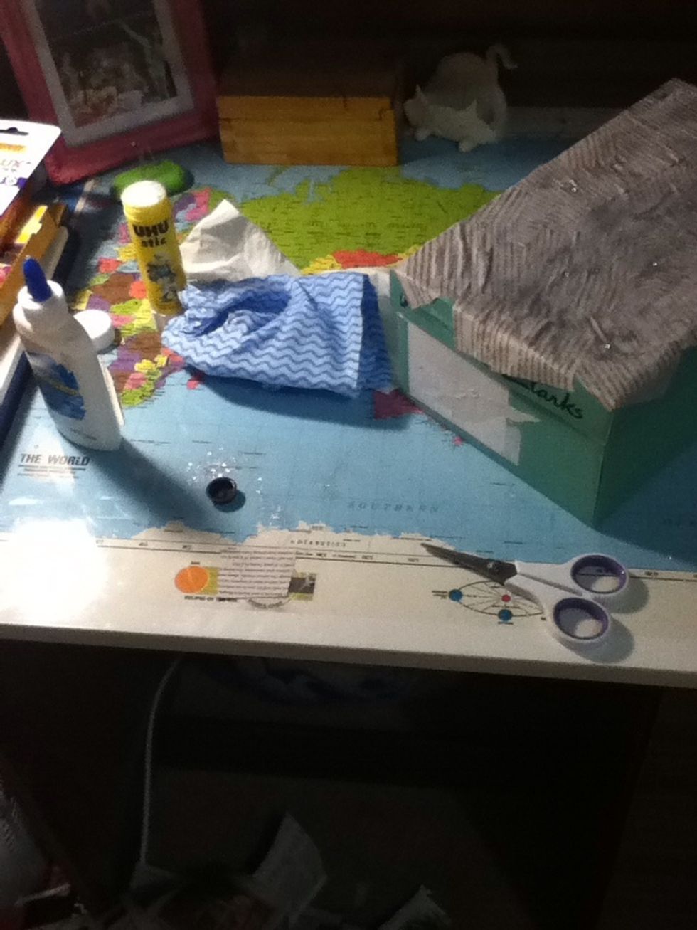 How to decoupage a shoe box - B+C Guides