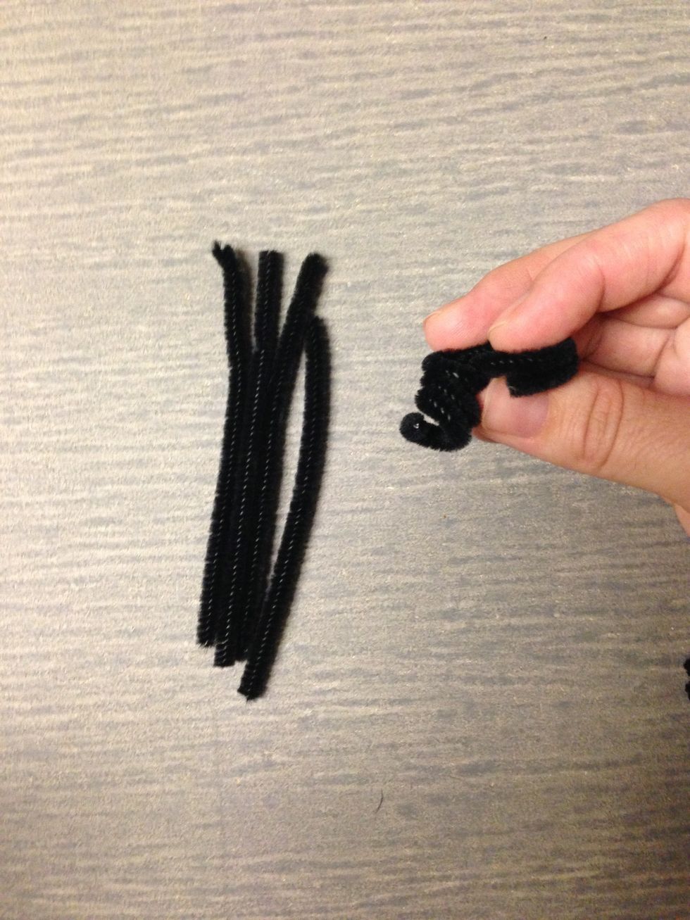 How to make a pipe cleaner spider - B+C Guides