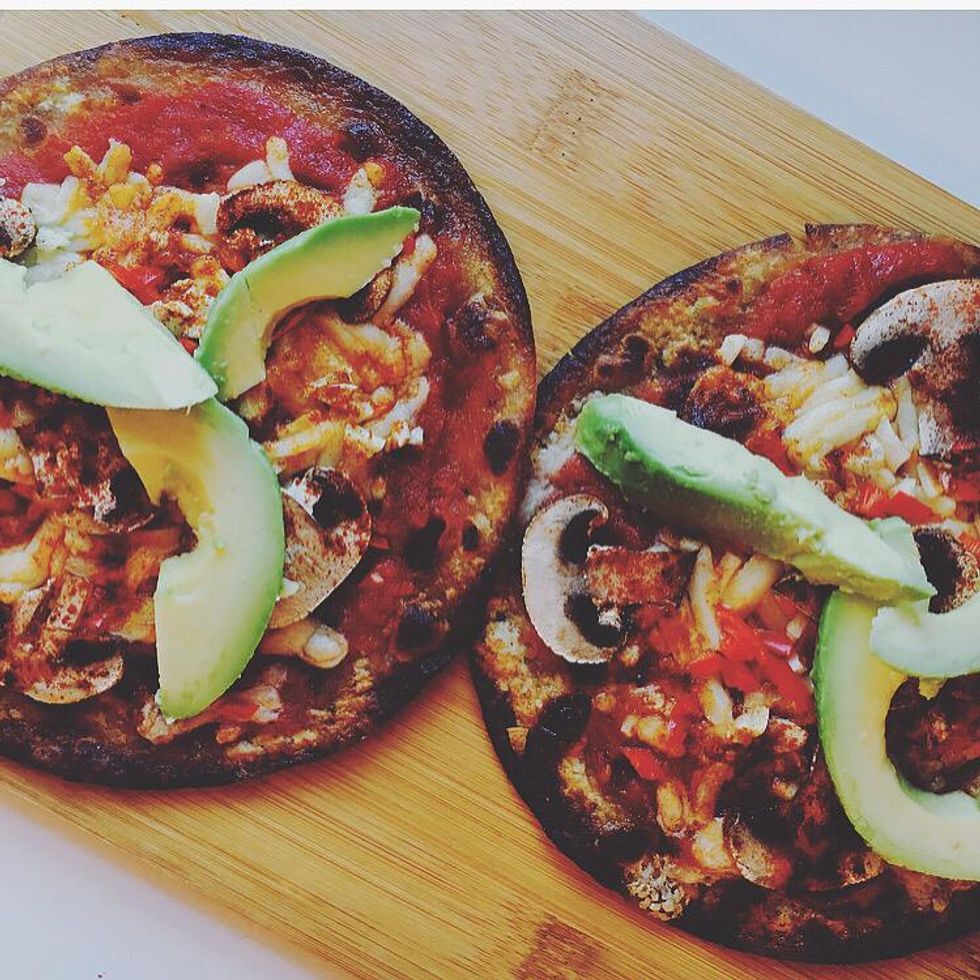 How to make healthy pizza with norwegian "spelt-lompe" - B+C Guides