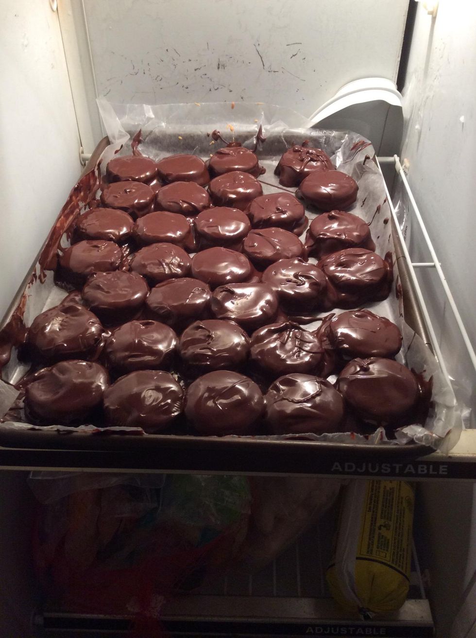 How to make chocolate hockey pucks - B+C Guides